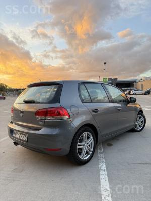 Pelēks Volkswagen Golf 2010 Rīga, ar dzinēja tilpumu 2.00 L un nobraukumu 334 tūkst. km par 2890 €, foto 3 vietnē AUTOMOTO.COM.LV