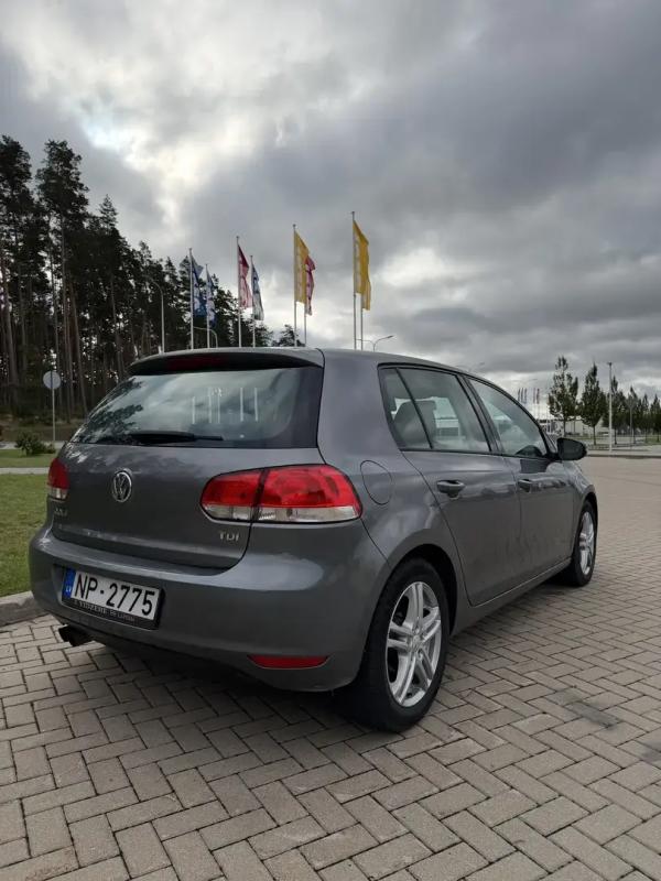 Pelēks Volkswagen Golf 2010 Rīga, ar dzinēja tilpumu 2.00 L un nobraukumu 334 tūkst. km par 2700 €, foto 3 vietnē AUTOMOTO.COM.LV