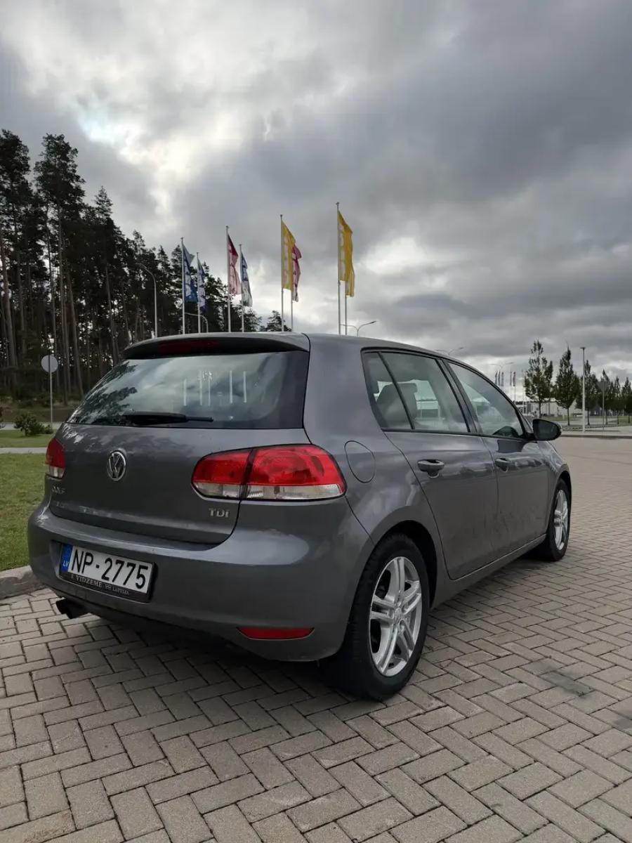 Grey Volkswagen Golf 2010 in Riga, with an engine capacity of 2.00 L and mileage of 334 thousand km for 2700 €, photo 3 on AUTOMOTO.COM.LV