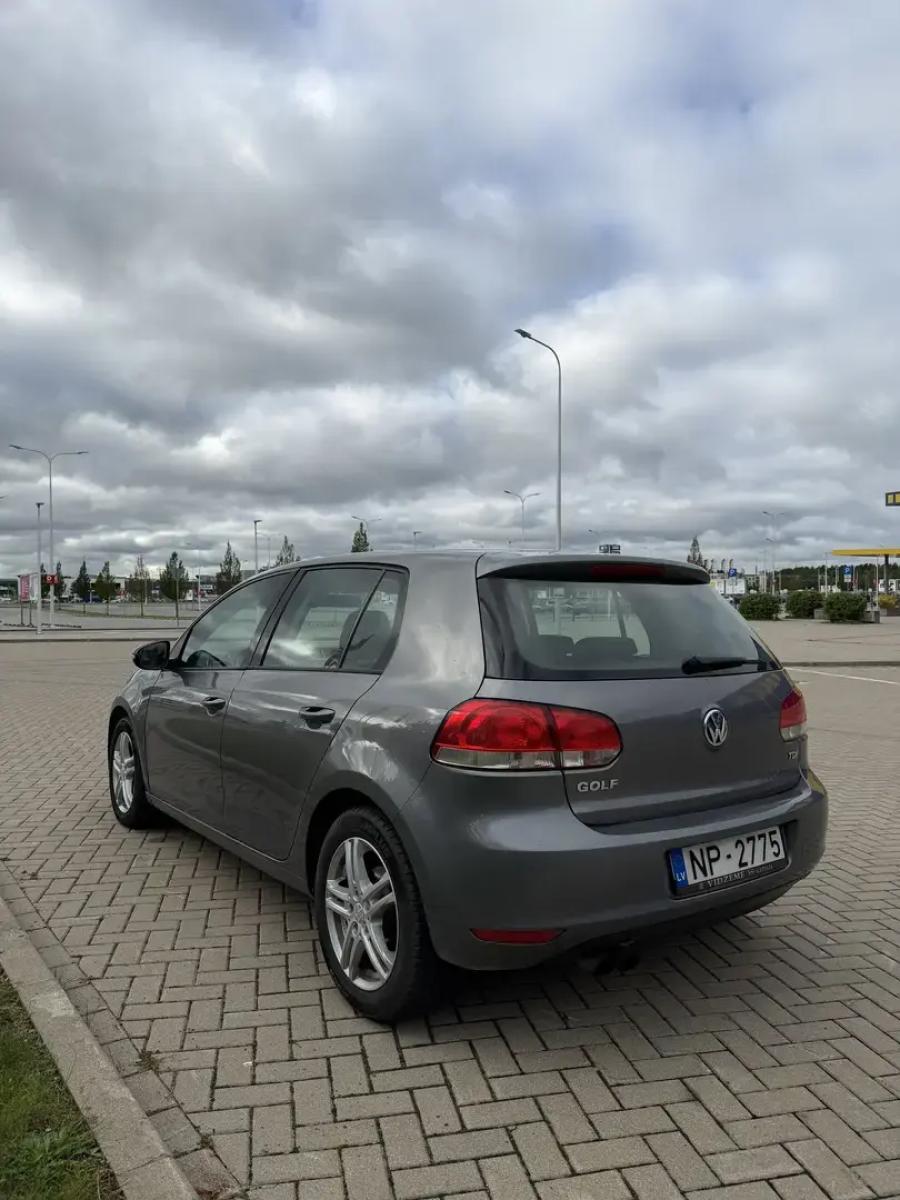 Grey Volkswagen Golf 2010 in Riga, with an engine capacity of 2.00 L and mileage of 334 thousand km for 2700 €, photo 4 on AUTOMOTO.COM.LV