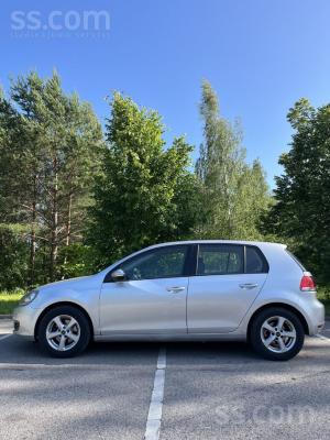 Pelēks Volkswagen Golf 2011 Liepāja, ar dzinēja tilpumu 1.20 L un nobraukumu 233 tūkst. km par 2300 €, foto 4 vietnē AUTOMOTO.COM.LV