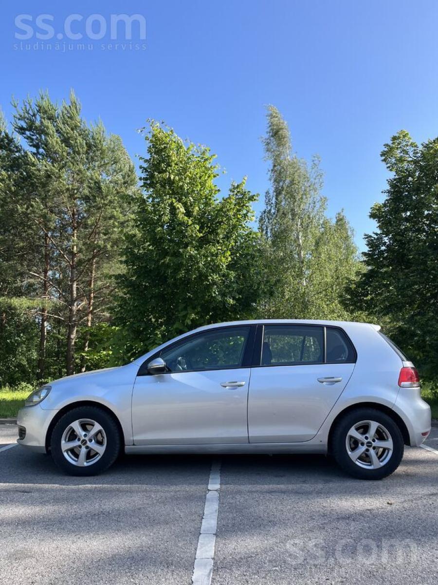 Pelēks Volkswagen Golf 2011 Liepāja, ar dzinēja tilpumu 1.20 L un nobraukumu 233 tūkst. km par 2300 €, foto 4 vietnē AUTOMOTO.COM.LV