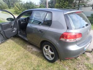 Pelēks Volkswagen Golf 2011 Rīga, ar dzinēja tilpumu 2.00 L un nobraukumu 261 tūkst. km par 3500 €, foto 2 vietnē AUTOMOTO.COM.LV