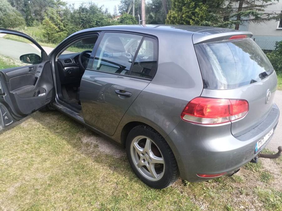 Pelēks Volkswagen Golf 2011 Rīga, ar dzinēja tilpumu 2.00 L un nobraukumu 261 tūkst. km par 3500 €, foto 2 vietnē AUTOMOTO.COM.LV