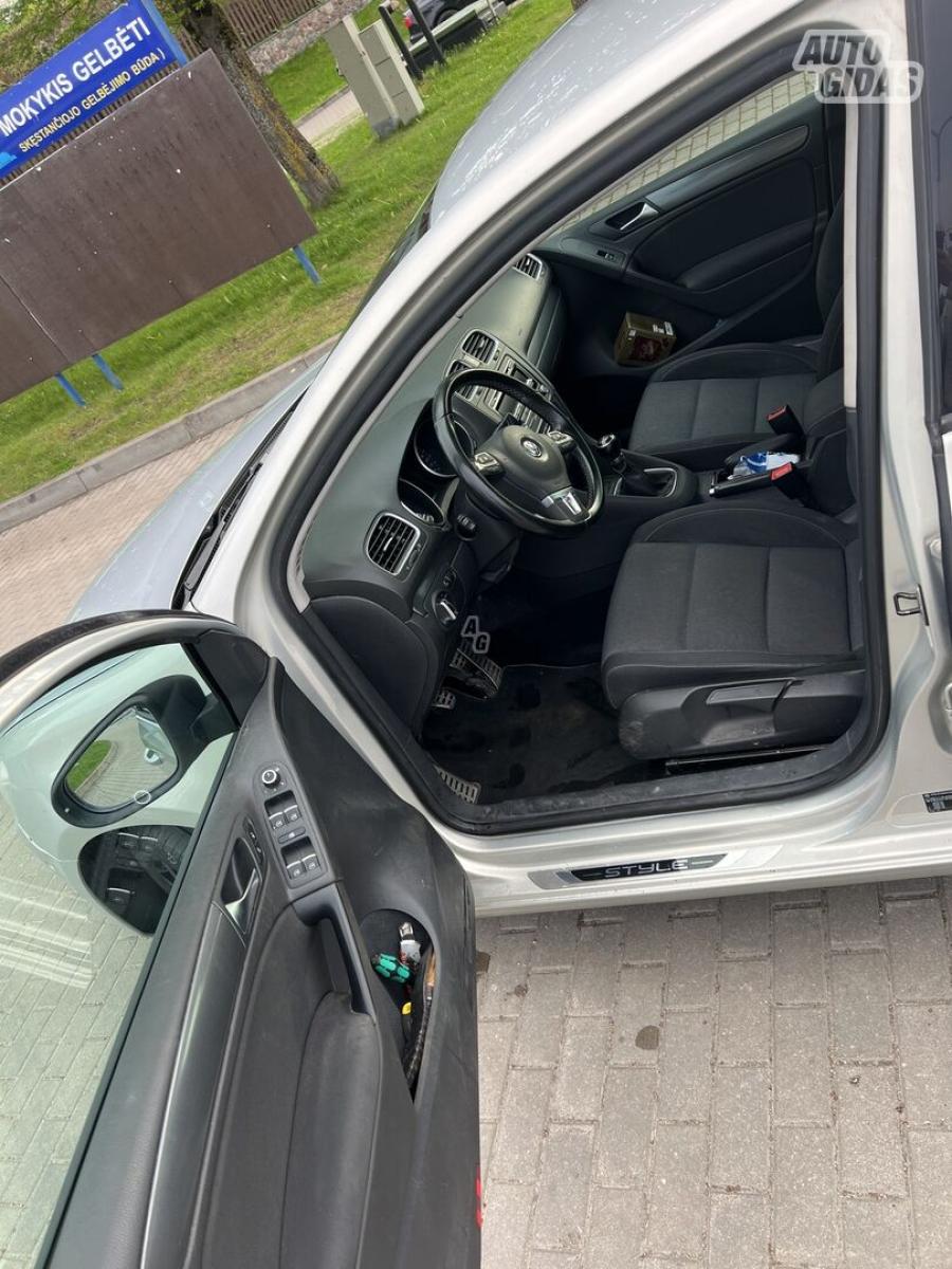 Grey Volkswagen Golf 2011 in Trakai, with an engine capacity of 1.60 L and mileage of 232 thousand km for 4300 €, photo 8 on AUTOMOTO.COM.LV
