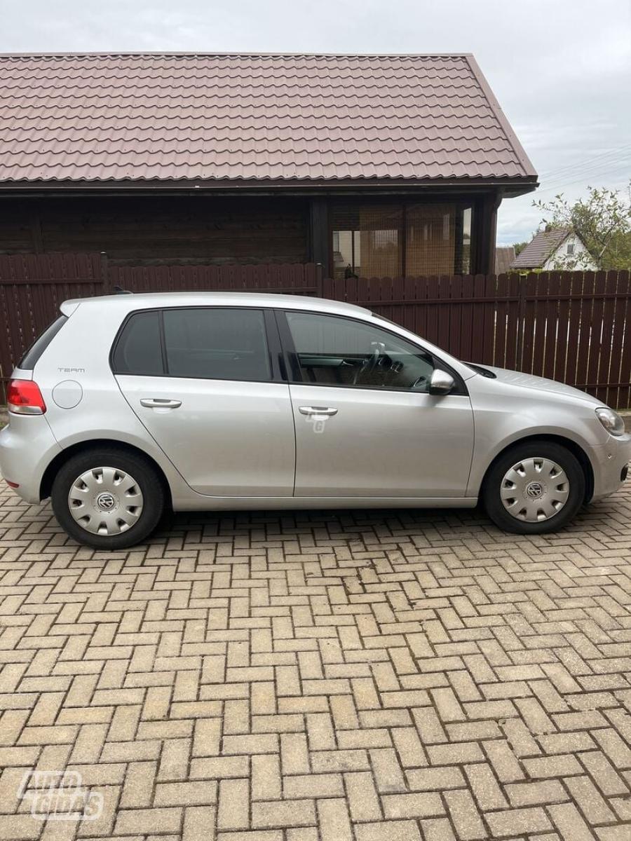 Grey Volkswagen Golf 2011 in Siauliai, with an engine capacity of 1.60 L and mileage of 256 thousand km for 3600 €, photo 8 on AUTOMOTO.COM.LV