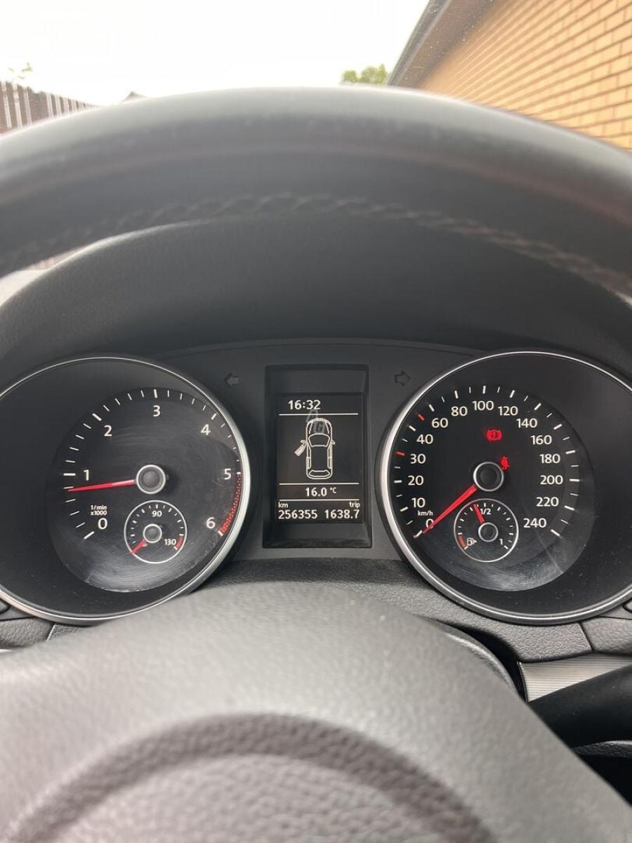 Grey Volkswagen Golf 2011 in Siauliai, with an engine capacity of 1.60 L and mileage of 256 thousand km for 3600 €, photo 11 on AUTOMOTO.COM.LV