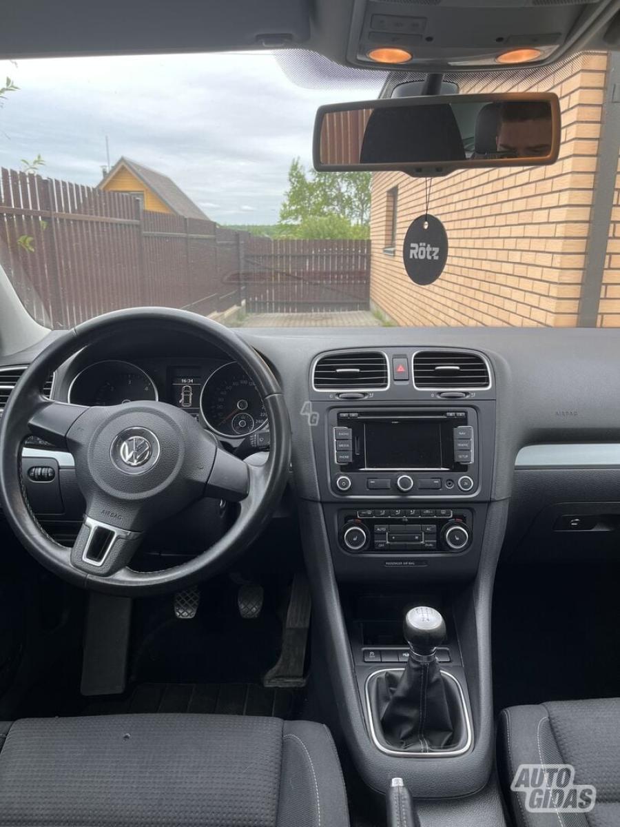 Grey Volkswagen Golf 2011 in Siauliai, with an engine capacity of 1.60 L and mileage of 256 thousand km for 3600 €, photo 14 on AUTOMOTO.COM.LV