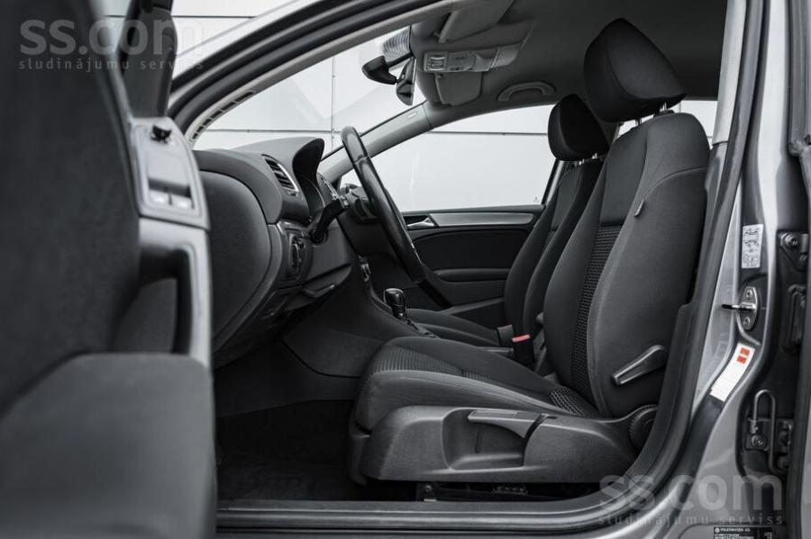 Grey Volkswagen Golf 2011 in Riga, with an engine capacity of 1.60 L and mileage of 0 thousand km for 5500 €, photo 9 on AUTOMOTO.COM.LV