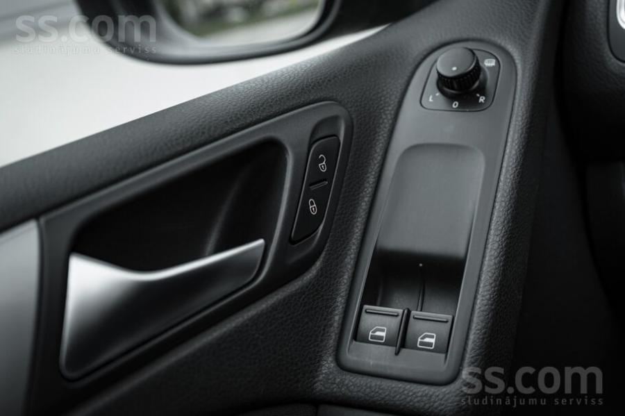 Grey Volkswagen Golf 2011 in Riga, with an engine capacity of 1.60 L and mileage of 0 thousand km for 5500 €, photo 25 on AUTOMOTO.COM.LV