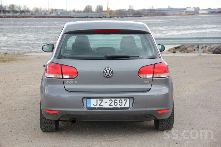 Grey Volkswagen Golf 2011 in Riga, with an engine capacity of 1.60 L and mileage of 301 thousand km for 2900 €, photo 5 on AUTOMOTO.COM.LV