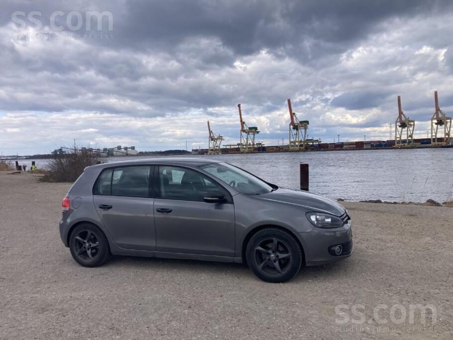Grey Volkswagen Golf 2011 in Riga, with an engine capacity of 1.60 L and mileage of 301 thousand km for 2900 €, photo 9 on AUTOMOTO.COM.LV