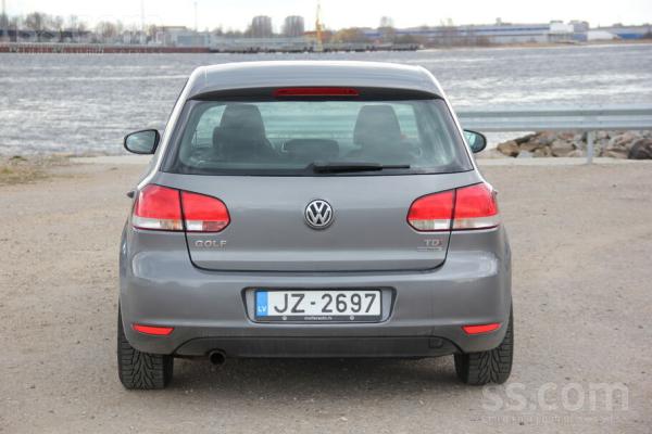 Grey Volkswagen Golf 2011 in Riga, with an engine capacity of 1.60 L and mileage of 301 thousand km for 2300 €, photo 3 on AUTOMOTO.COM.LV