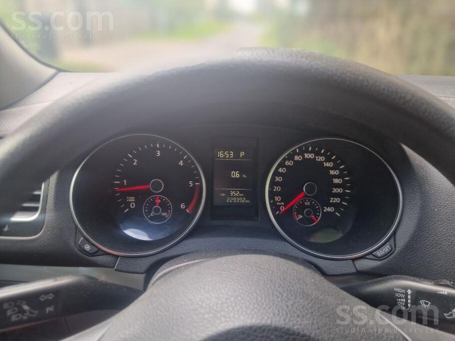 Grey Volkswagen Golf 2011 in Riga, with an engine capacity of 1.60 L and mileage of 229 thousand km for 2700 €, photo 6 on AUTOMOTO.COM.LV