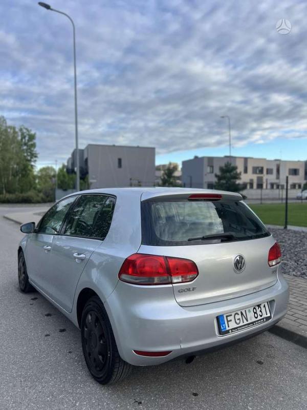 Grey Volkswagen Golf 2011 in Kaunas, with an engine capacity of 1.60 L and mileage of 390 thousand km for 2400 €, photo 3 on AUTOMOTO.COM.LV