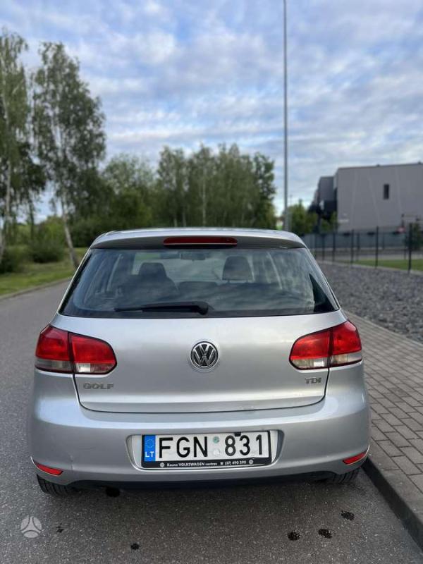 Grey Volkswagen Golf 2011 in Kaunas, with an engine capacity of 1.60 L and mileage of 390 thousand km for 2400 €, photo 4 on AUTOMOTO.COM.LV