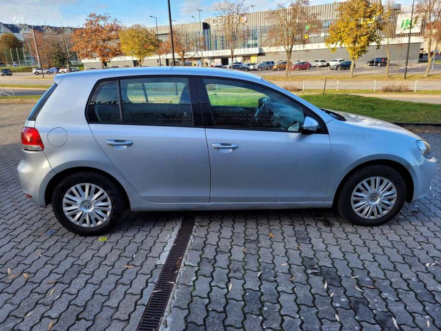 Grey Volkswagen Golf 2011 in Alytus, with an engine capacity of 1.60 L and mileage of 368 thousand km for 2900 €, photo 5 on AUTOMOTO.COM.LV