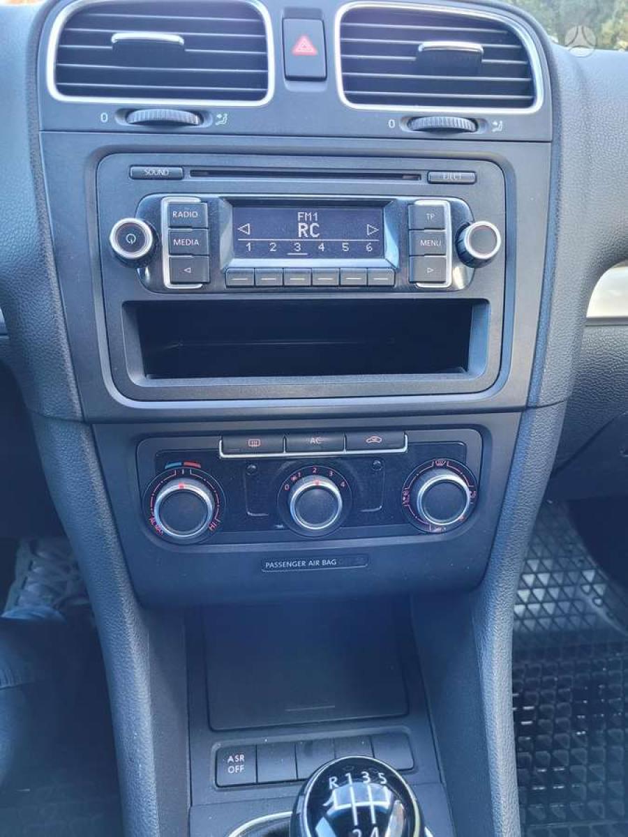 Grey Volkswagen Golf 2011 in Alytus, with an engine capacity of 1.60 L and mileage of 368 thousand km for 2900 €, photo 12 on AUTOMOTO.COM.LV