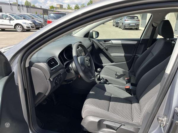 Grey Volkswagen Golf 2011 in Siauliai, with an engine capacity of 1.60 L and mileage of 250 thousand km for 3850 €, photo 9 on AUTOMOTO.COM.LV