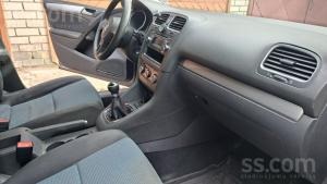 Grey Volkswagen Golf 2011 in Riga, with an engine capacity of 1.60 L and mileage of 414 thousand km for 2400 €, photo 6 on AUTOMOTO.COM.LV