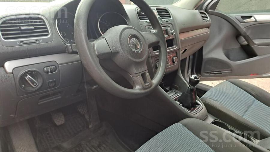 Grey Volkswagen Golf 2011 in Riga, with an engine capacity of 1.60 L and mileage of 414 thousand km for 2400 €, photo 7 on AUTOMOTO.COM.LV