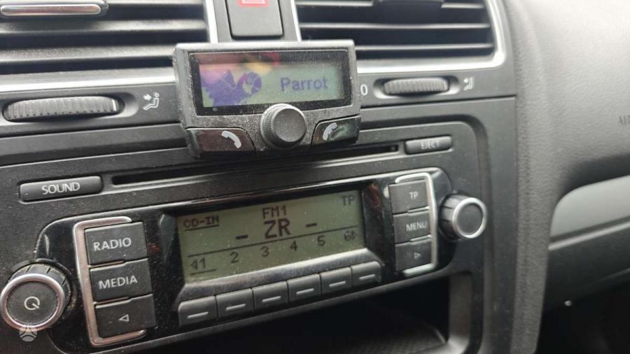 Grey Volkswagen Golf 2011 in Vilnius, with an engine capacity of 1.60 L and mileage of 225 thousand km for 2900 €, photo 12 on AUTOMOTO.COM.LV