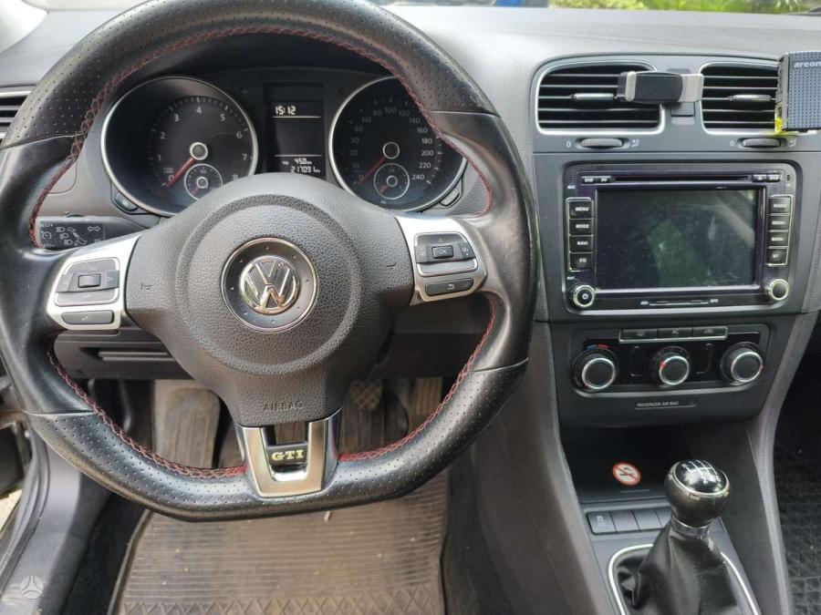 Grey Volkswagen Golf 2011 in Vilnius, with an engine capacity of 1.20 L and mileage of 217 thousand km for 2200 €, photo 10 on AUTOMOTO.COM.LV