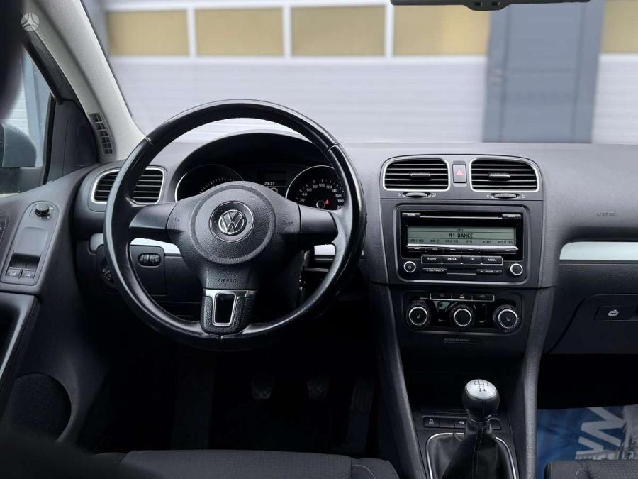 Pelēks Volkswagen Golf 2011 Kretinga, ar dzinēja tilpumu 1.20 L un nobraukumu 237 tūkst. km par 4200 €, foto 14 vietnē AUTOMOTO.COM.LV