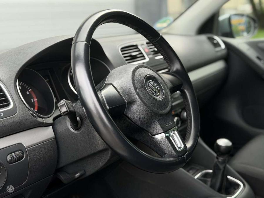 Pelēks Volkswagen Golf 2011 Kretinga, ar dzinēja tilpumu 1.20 L un nobraukumu 237 tūkst. km par 4200 €, foto 22 vietnē AUTOMOTO.COM.LV