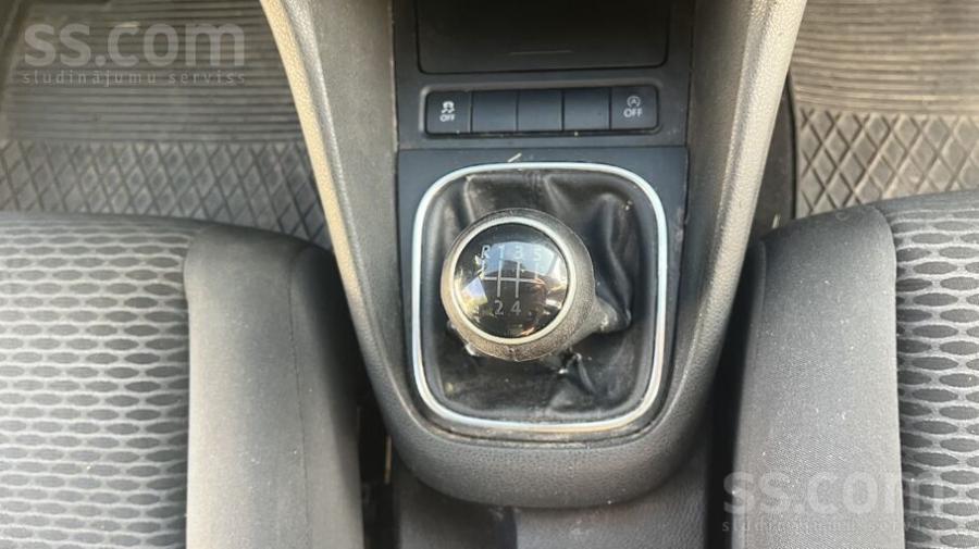 Grey Volkswagen Golf 2011 in Ogre, with an engine capacity of 1.60 L and mileage of 255 thousand km for 1300 €, photo 23 on AUTOMOTO.COM.LV