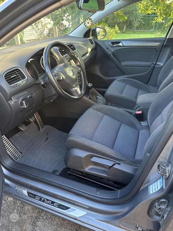 Grey Volkswagen Golf 2011 in Kaunas, with an engine capacity of 1.60 L and mileage of 265 thousand km for 2900 €, photo 3 on AUTOMOTO.COM.LV