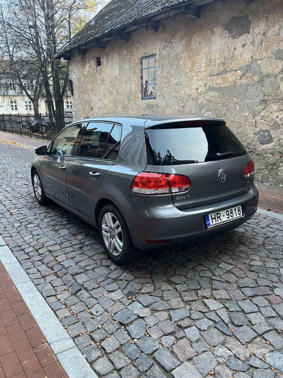 Pelēks Volkswagen Golf 2011 Cēsis, ar dzinēja tilpumu 1.20 L un nobraukumu 260 tūkst. km par 2450 €, foto 5 vietnē AUTOMOTO.COM.LV