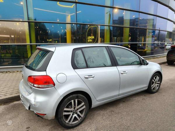 Pelēks Volkswagen Golf 2012 Viļņa, ar dzinēja tilpumu 1.39 L un nobraukumu 120 tūkst. km par 2850 €, foto 6 vietnē AUTOMOTO.COM.LV