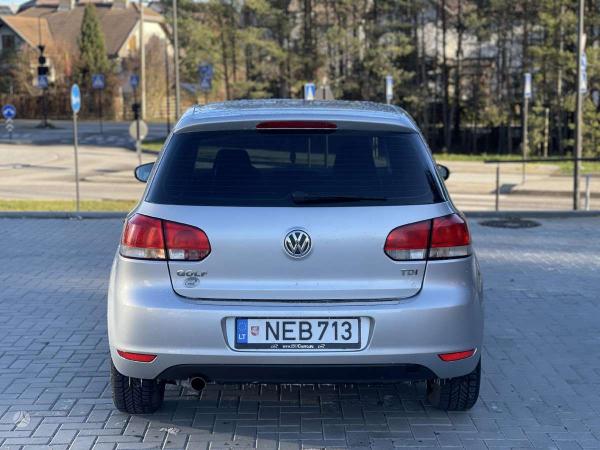 Pelēks Volkswagen Golf 2012 Viļņa, ar dzinēja tilpumu 1.60 L un nobraukumu 213 tūkst. km par 3200 €, foto 4 vietnē AUTOMOTO.COM.LV