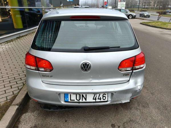 Pelēks Volkswagen Golf 2012 Viļņa, ar dzinēja tilpumu 1.39 L un nobraukumu 120 tūkst. km par 2800 €, foto 10 vietnē AUTOMOTO.COM.LV