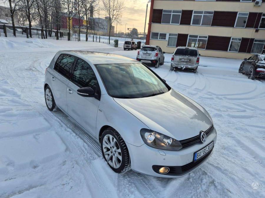 Grey Volkswagen Golf 2012 in Panevezys, with an engine capacity of 2.00 L and mileage of 236 thousand km for 4999 €, photo 1 on AUTOMOTO.COM.LV
