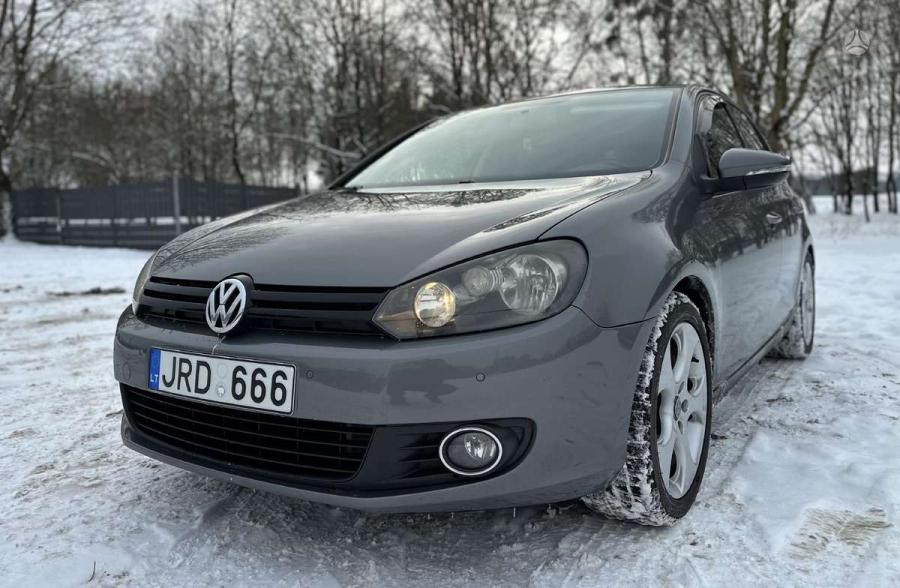 Grey Volkswagen Golf 2012 in Kaunas, with an engine capacity of 1.60 L and mileage of 218 thousand km for 4500 €, photo 1 on AUTOMOTO.COM.LV