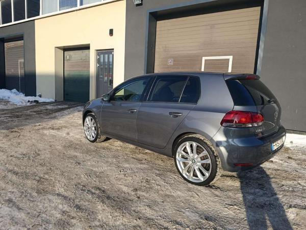 Pelēks Volkswagen Golf 2012 Viļņa, ar dzinēja tilpumu 1.60 L un nobraukumu 256 tūkst. km par 3900 €, foto 2 vietnē AUTOMOTO.COM.LV