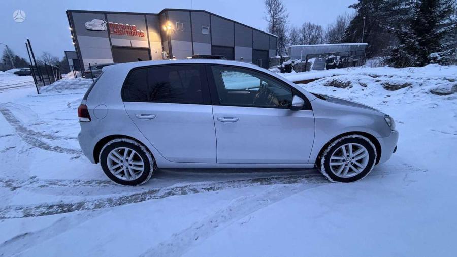 Grey Volkswagen Golf 2012 in Kaunas, with an engine capacity of 1.90 L and mileage of 283 thousand km for 4599 €, photo 3 on AUTOMOTO.COM.LV