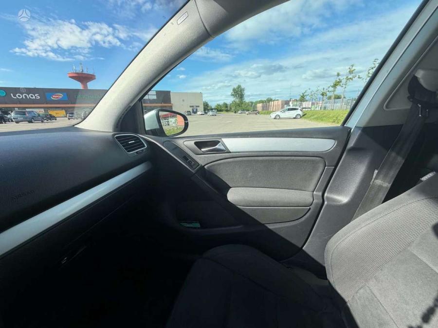 Pelēks Volkswagen Golf 2012 Kauņa, ar dzinēja tilpumu 1.40 L un nobraukumu 337 tūkst. km par 6100 €, foto 13 vietnē AUTOMOTO.COM.LV