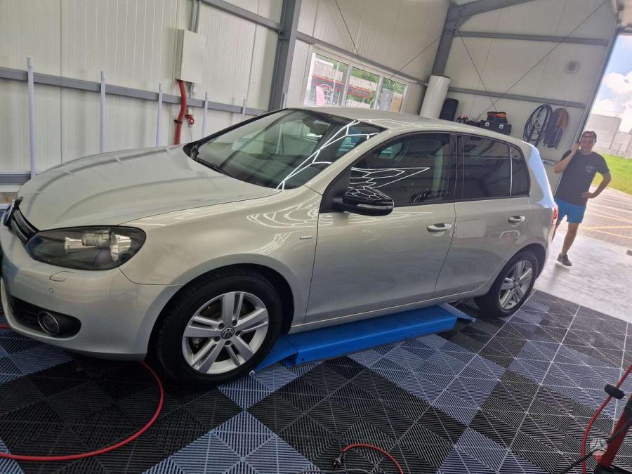 Pelēks Volkswagen Golf 2012 Marijampole, ar dzinēja tilpumu 1.20 L un nobraukumu 257 tūkst. km par 4400 €, foto 1 vietnē AUTOMOTO.COM.LV