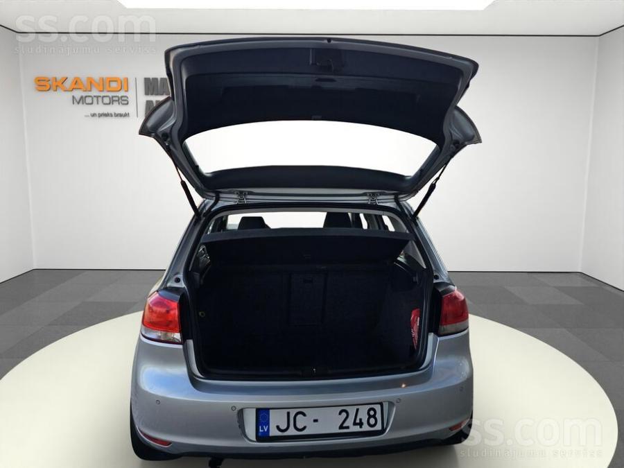 Pelēks Volkswagen Golf 2012 Liepāja, ar dzinēja tilpumu 1.20 L un nobraukumu 135 tūkst. km par 3990 €, foto 14 vietnē AUTOMOTO.COM.LV