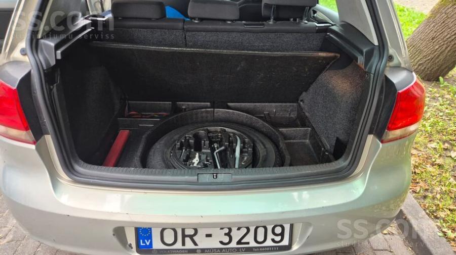 Pelēks Volkswagen Golf 2012 Rīga, ar dzinēja tilpumu 1.60 L un nobraukumu 245 tūkst. km par 950 €, foto 4 vietnē AUTOMOTO.COM.LV