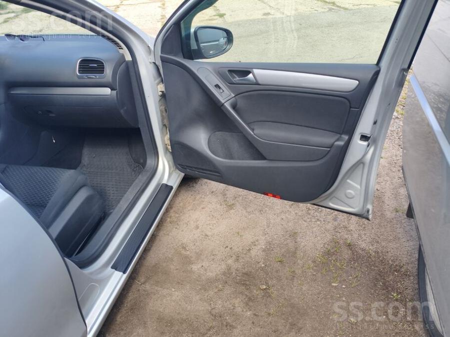 Pelēks Volkswagen Golf 2012 Rīga, ar dzinēja tilpumu 1.60 L un nobraukumu 245 tūkst. km par 3100 €, foto 10 vietnē AUTOMOTO.COM.LV