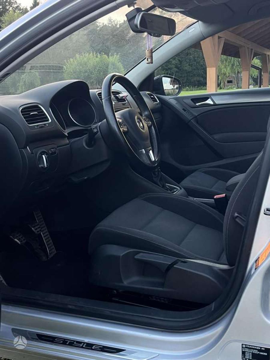 Grey Volkswagen Golf 2012 in Klaipeda, with an engine capacity of 1.60 L and mileage of 261 thousand km for 3900 €, photo 12 on AUTOMOTO.COM.LV