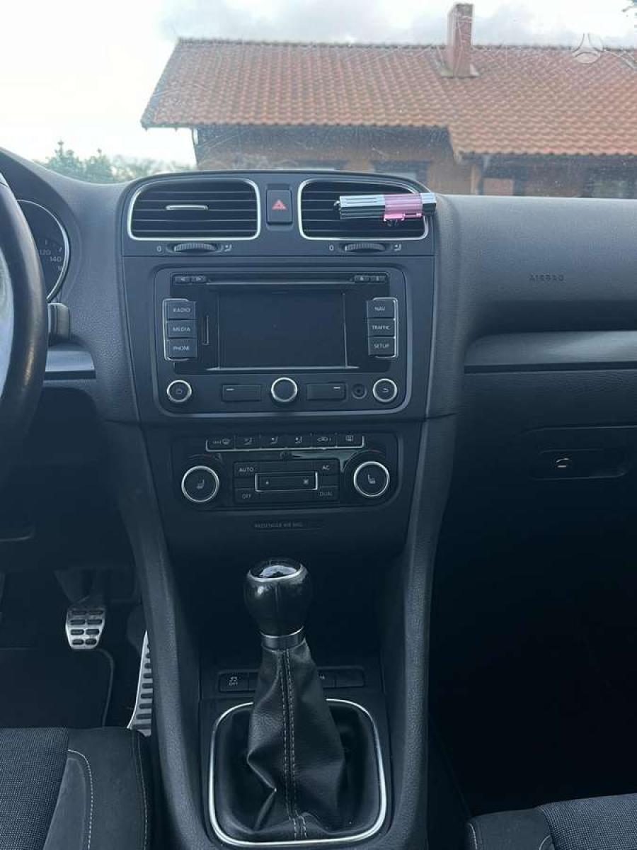 Grey Volkswagen Golf 2012 in Klaipeda, with an engine capacity of 1.60 L and mileage of 261 thousand km for 3900 €, photo 13 on AUTOMOTO.COM.LV