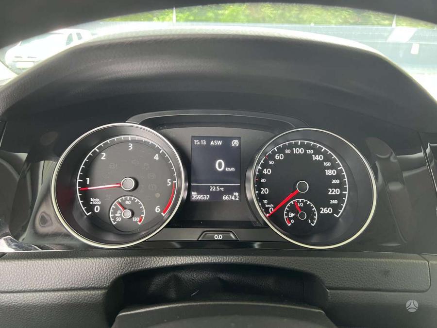 Grey Volkswagen Golf 2013 in Kaunas, with an engine capacity of 2.00 L and mileage of 261 thousand km for 8250 €, photo 9 on AUTOMOTO.COM.LV
