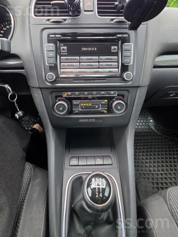 Grey Volkswagen Golf 2013 in Riga, with an engine capacity of 1.60 L and mileage of 142 thousand km for 4600 €, photo 8 on AUTOMOTO.COM.LV