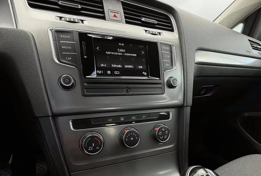 Grey Volkswagen Golf 2014 in Jelgava, with an engine capacity of 1.20 L and mileage of 252 thousand km for 5600 €, photo 11 on AUTOMOTO.COM.LV