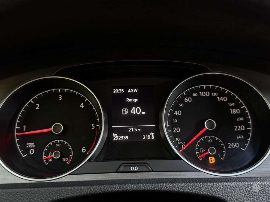 Grey Volkswagen Golf 2014 in Kaunas, with an engine capacity of 1.60 L and mileage of 285 thousand km for 5350 €, photo 27 on AUTOMOTO.COM.LV